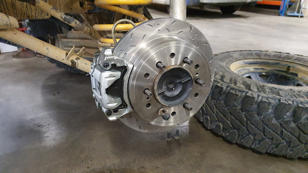 TOYOTA HILUX 4WD REAR DISC BRAKE CONVERSION BRACKETS (Pair) N50, N60 ...